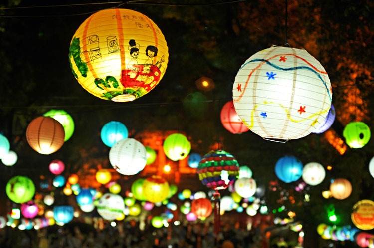 How People Celebrate Mid-Autumn Festival