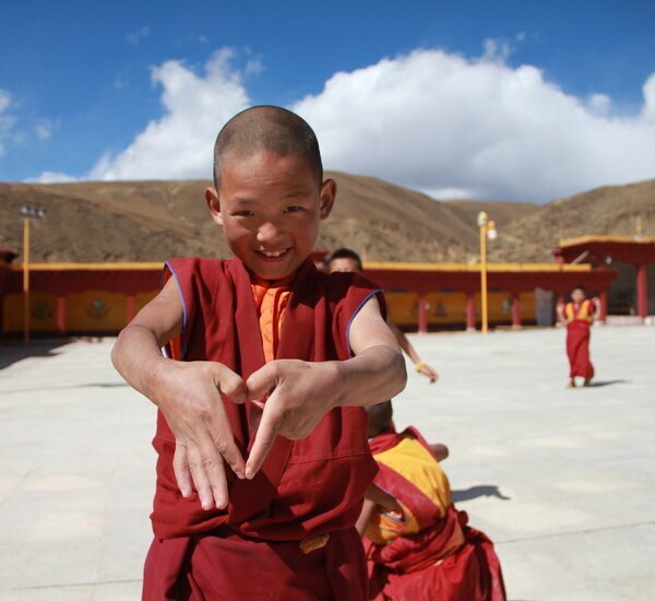 Useful Hand Signs in China — for Those Struggling with the Language
